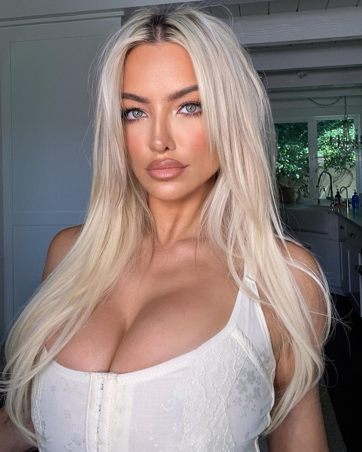 Picture of Lindsey Pelas