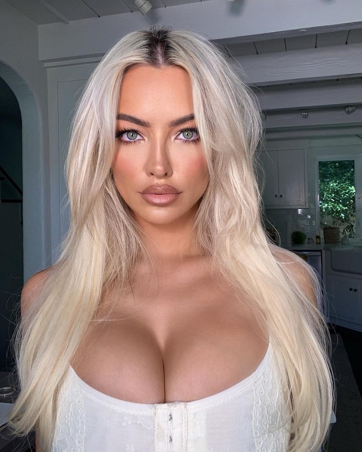 Picture of Lindsey Pelas