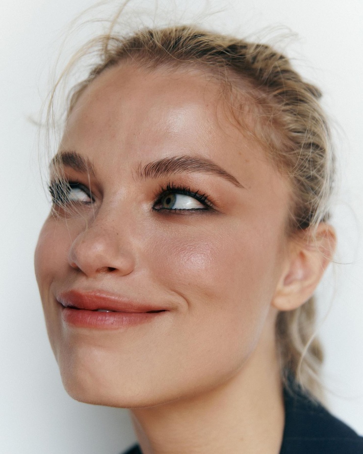 Picture of Hailey Clauson