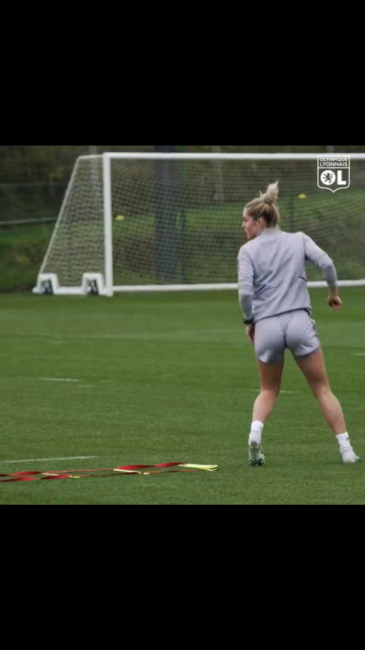 Ellie Carpenter image