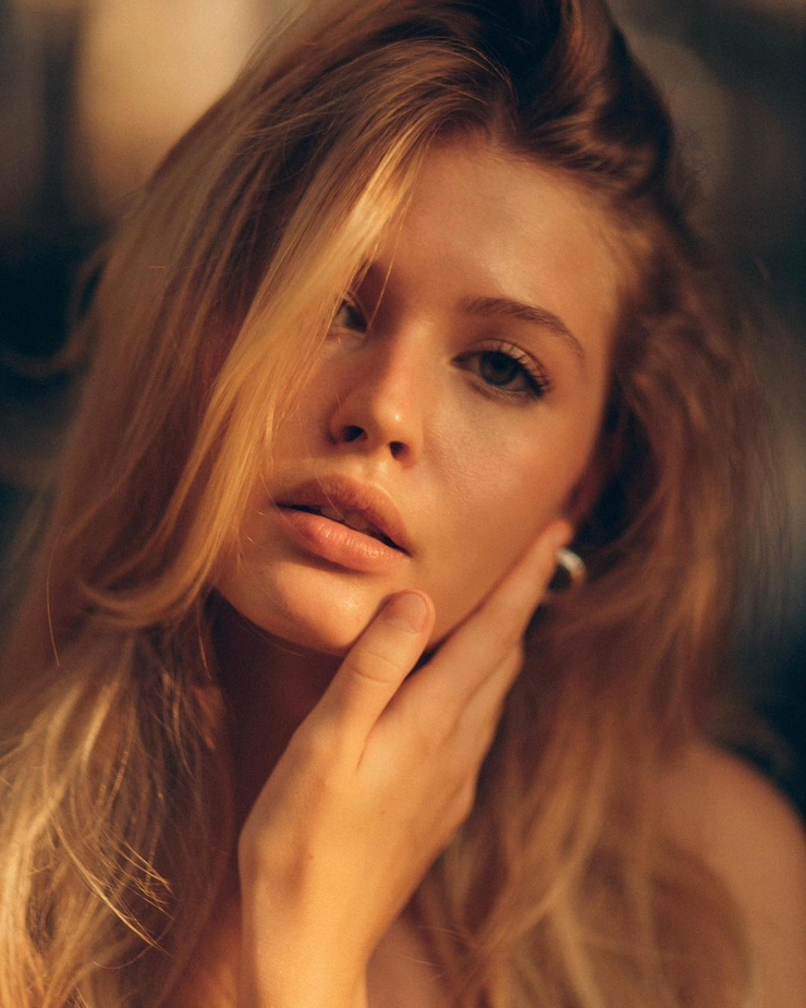 Luna (model) picture