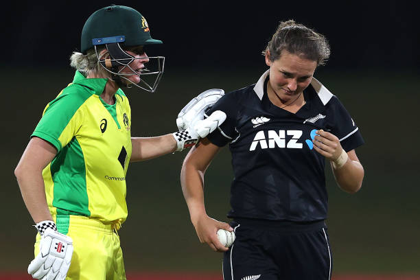 Beth Mooney, Amelia Kerr