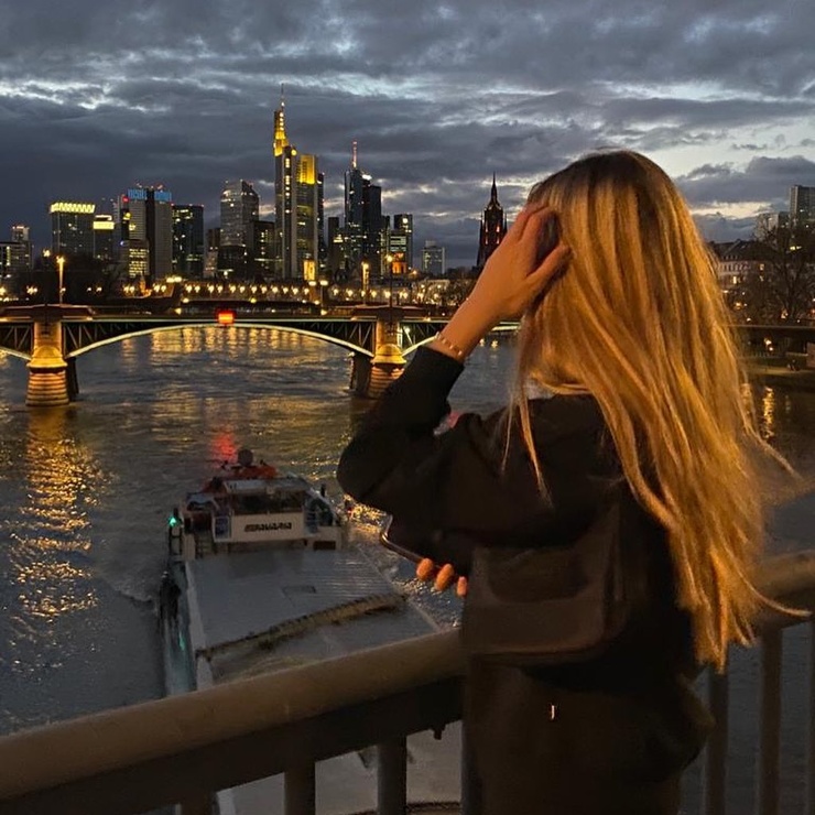 Image of Sara Crumbleleg