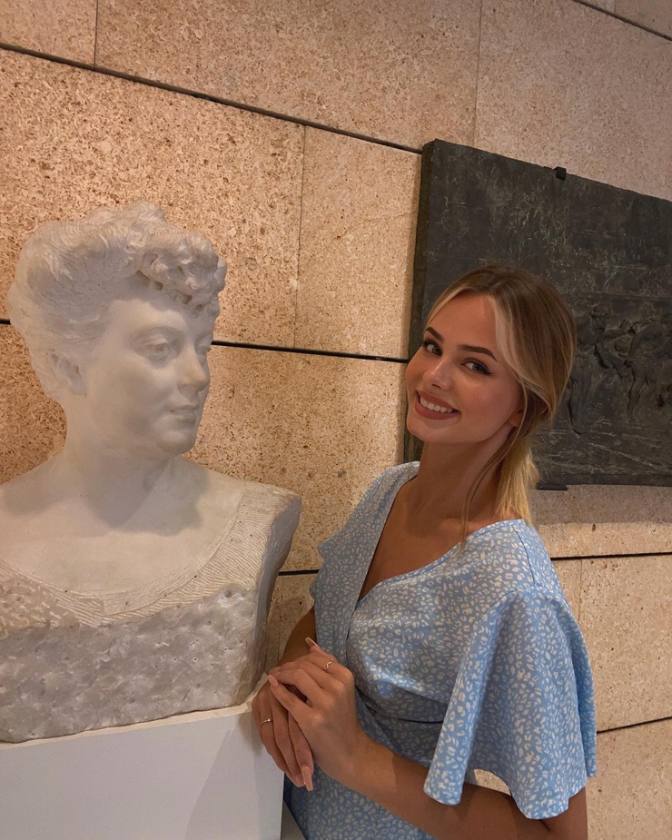 Image of Sara Crumbleleg