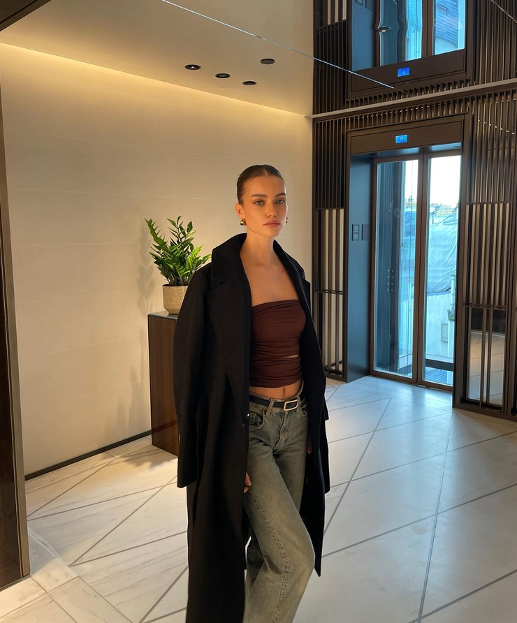 Elle Trowbridge image