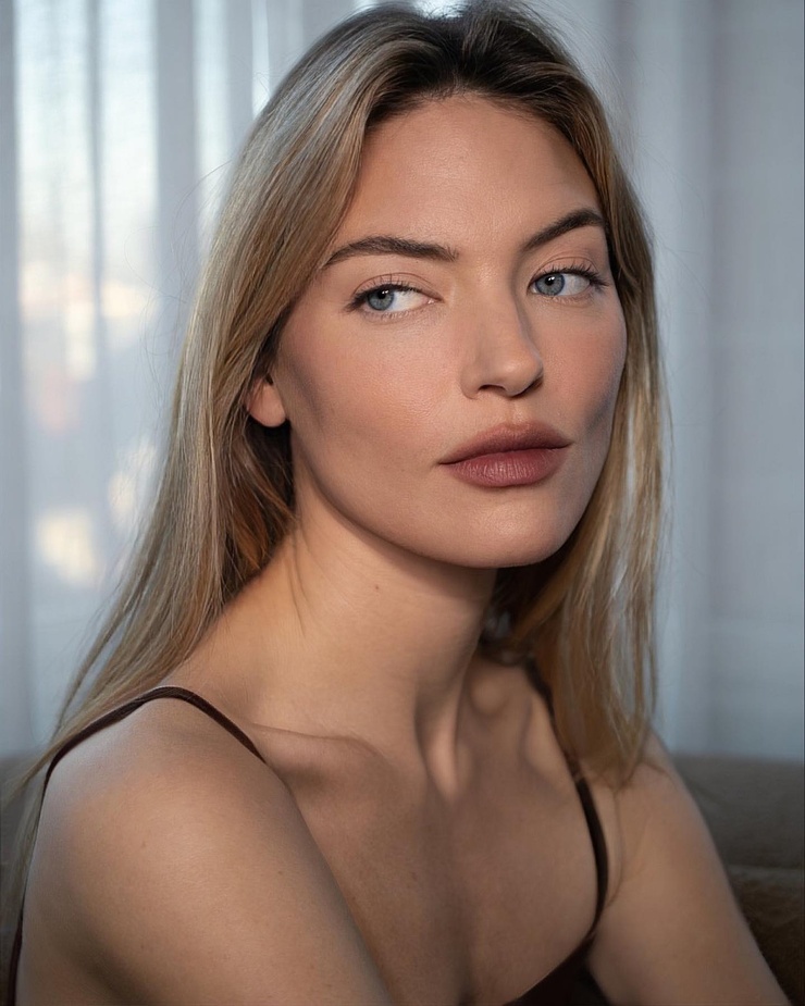 Martha Hunt picture