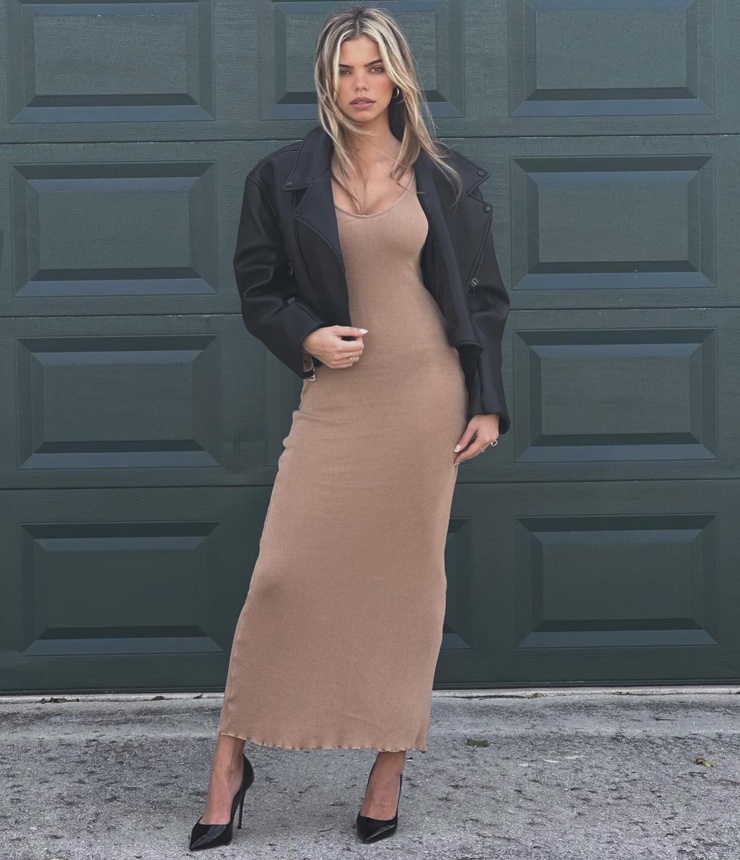 Alli Martinez picture