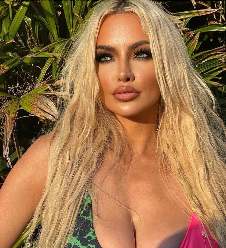 Picture of Lindsey Pelas