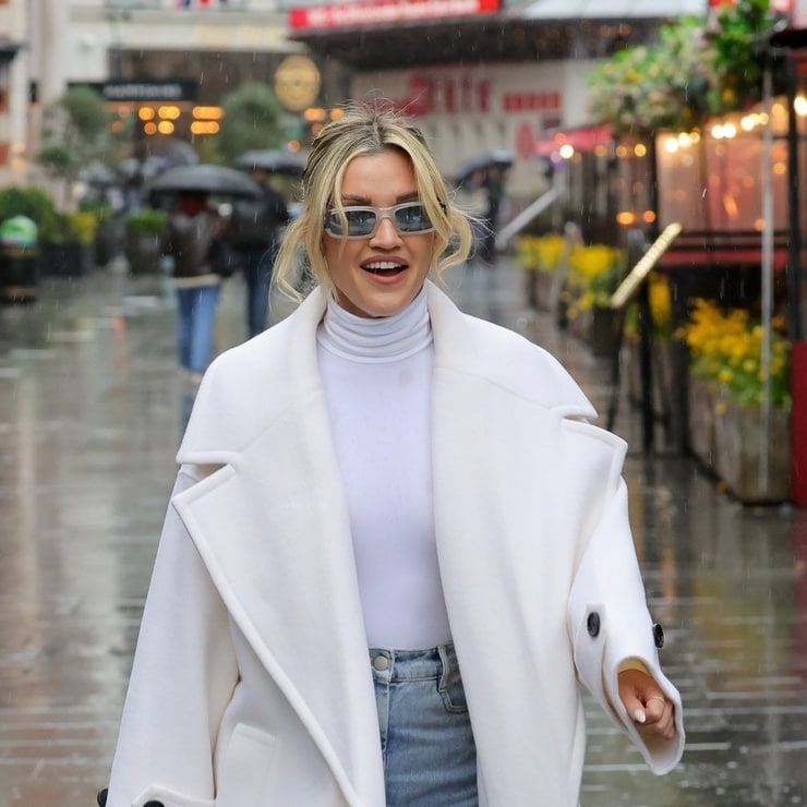 Ashley Roberts picture