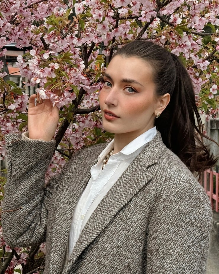 Jessica Clements picture