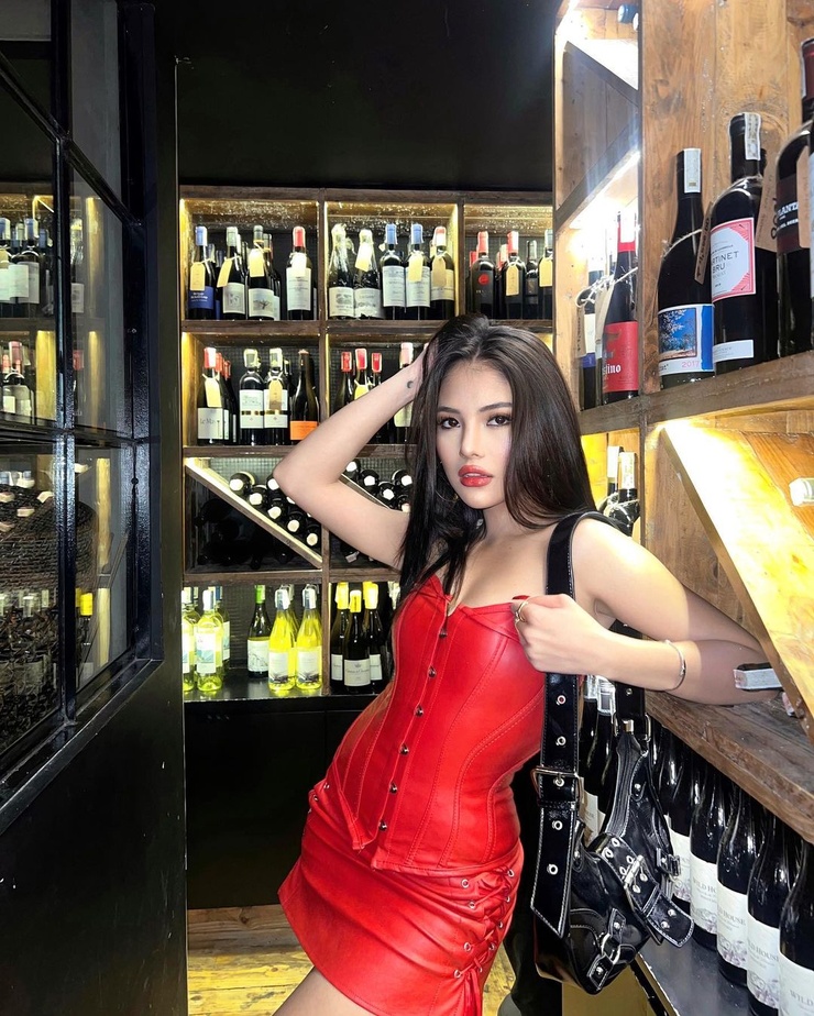 Picture of Caira Lee