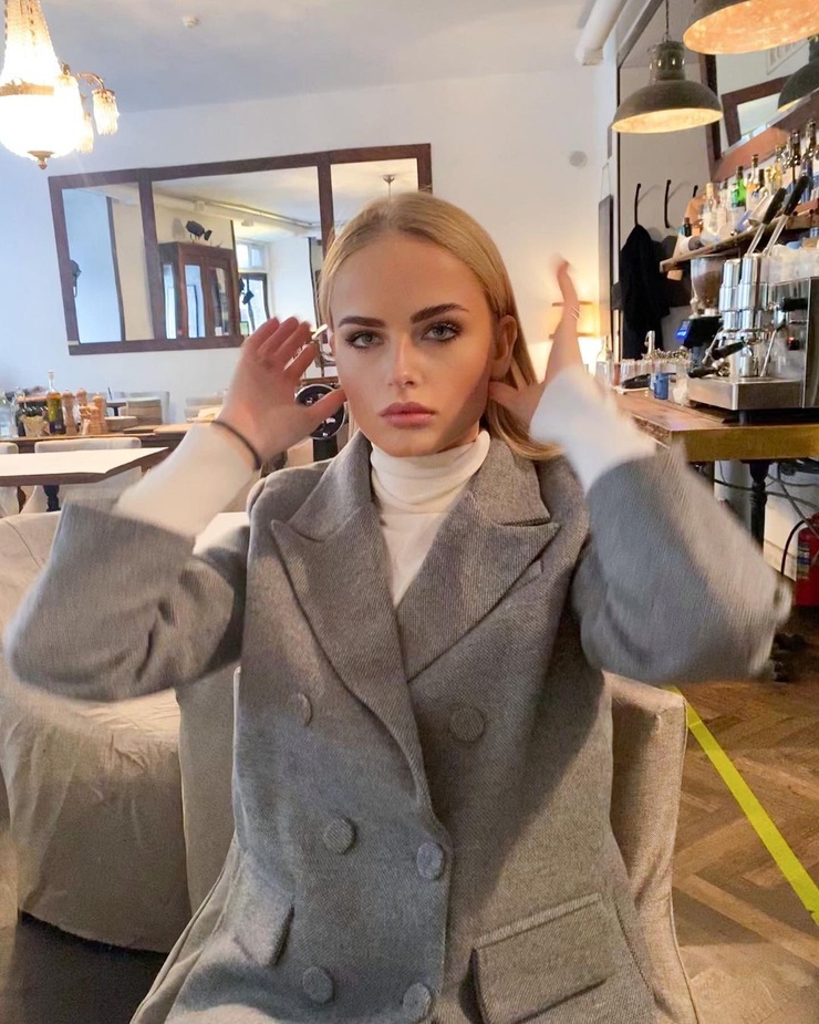 Polina Tsarenkova picture