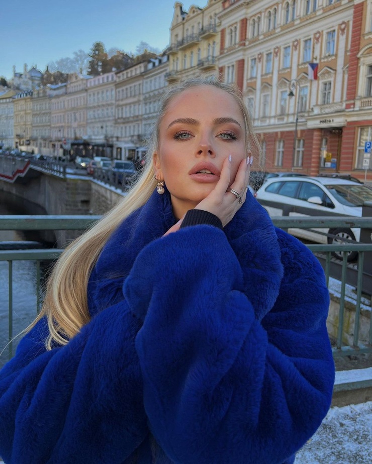 Polina Tsarenkova picture