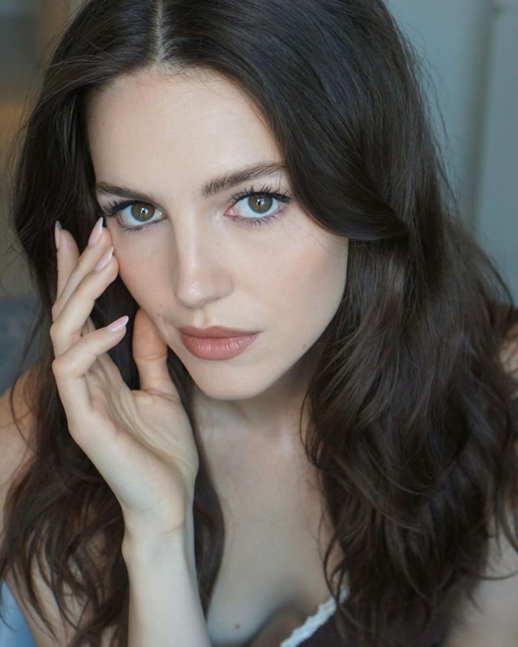 Picture of Ella Hunt