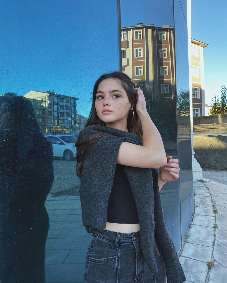 Derya Pinar Ak image