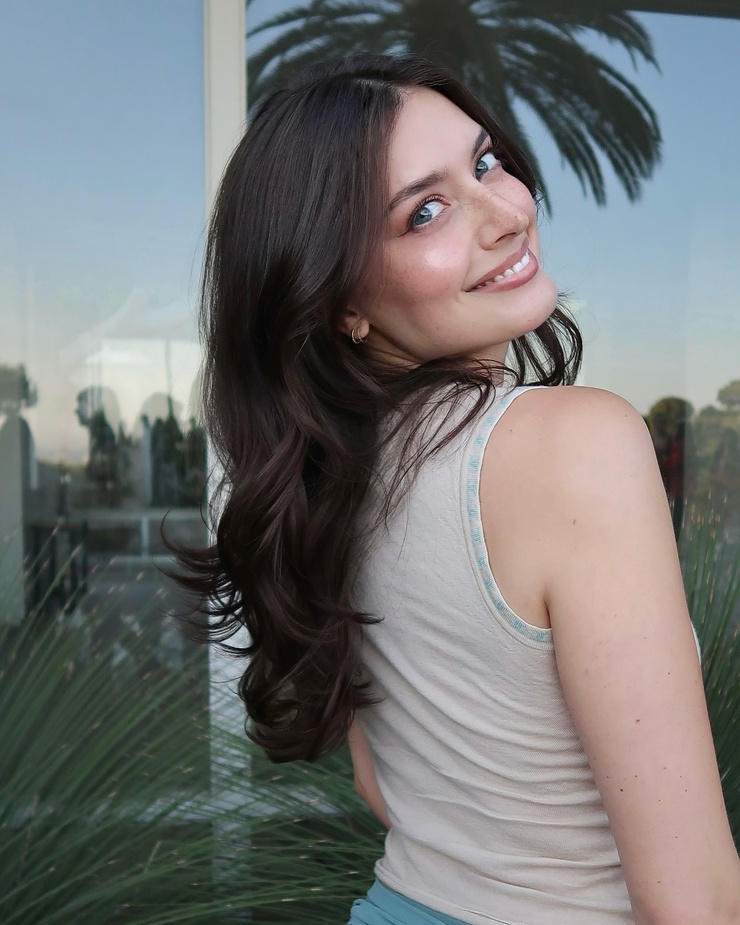 Jessica Clements picture