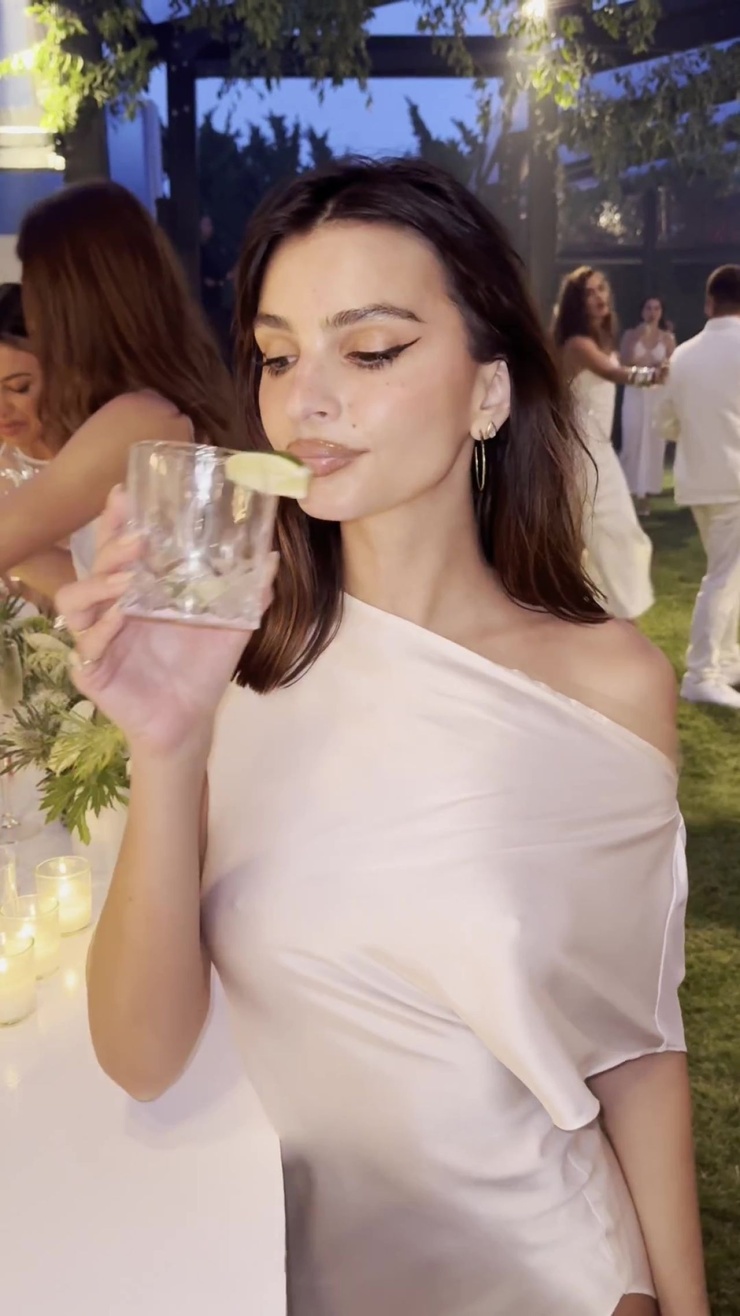 Emily Ratajkowski image