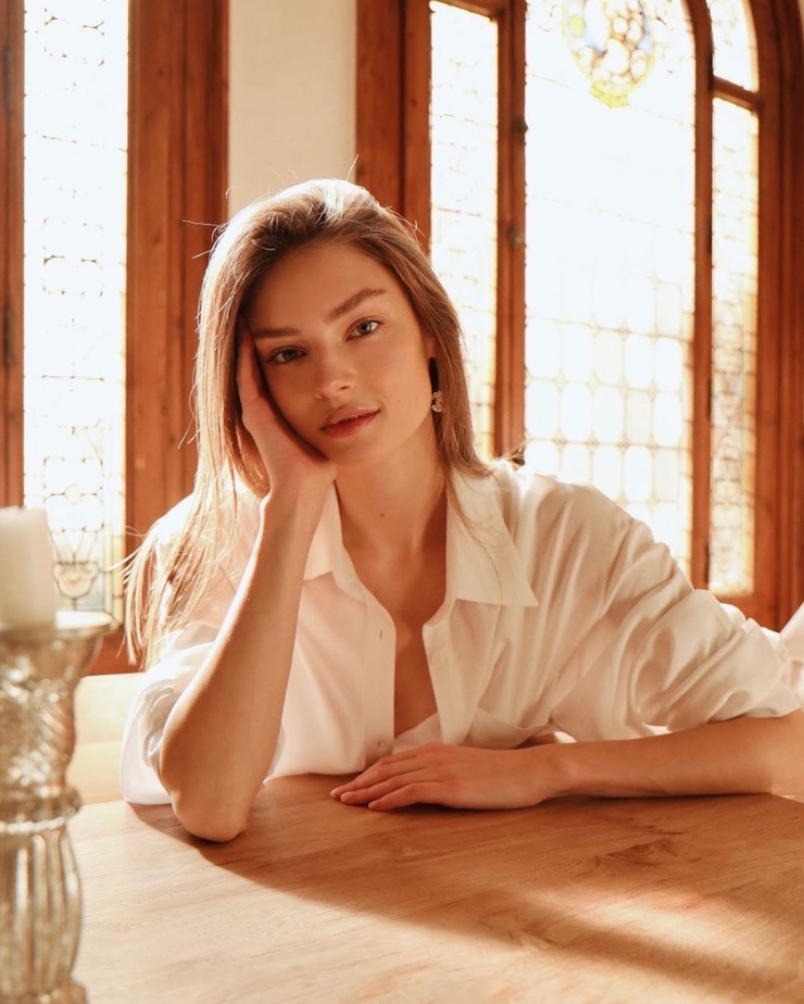 via Instagram (@vikalevina__)