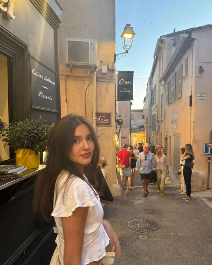 Picture of Isabel Deroy-Olson