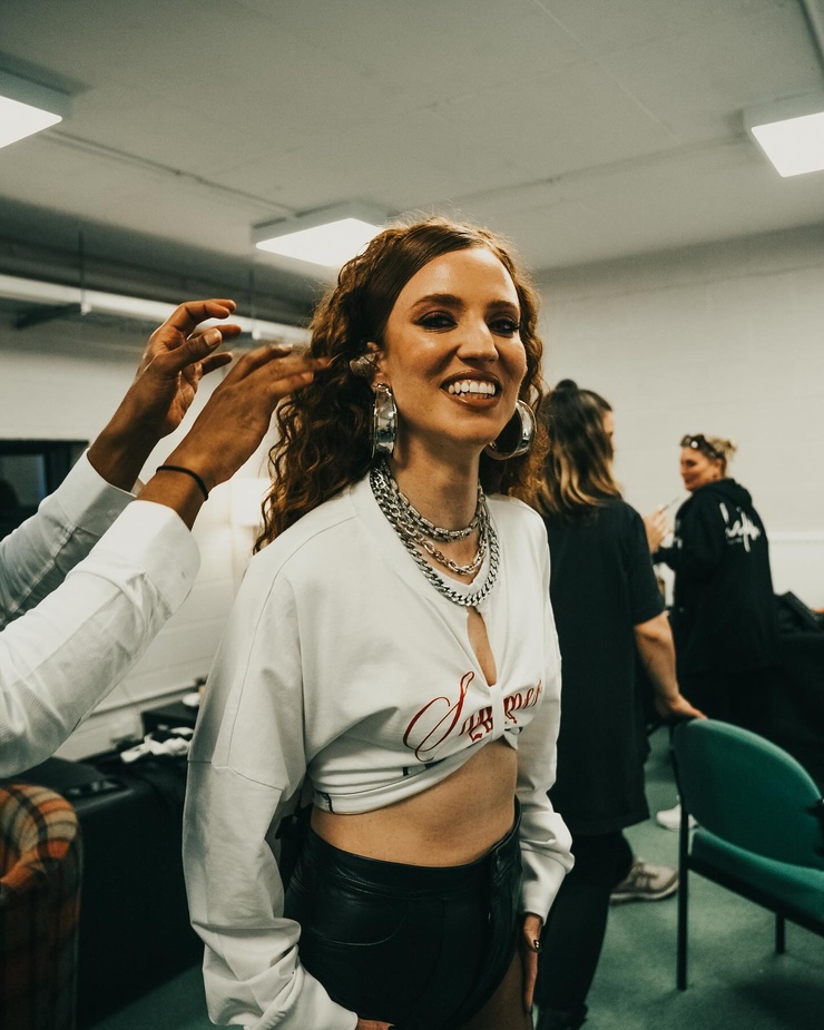 Jess Glynne image
