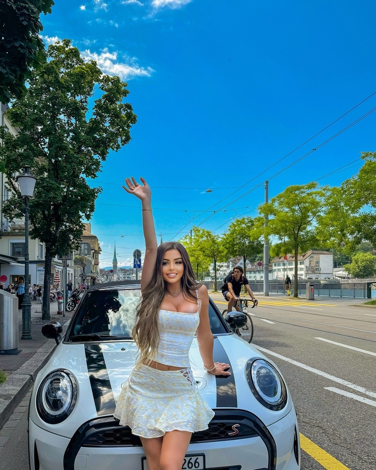 Picture Of Juli Annee