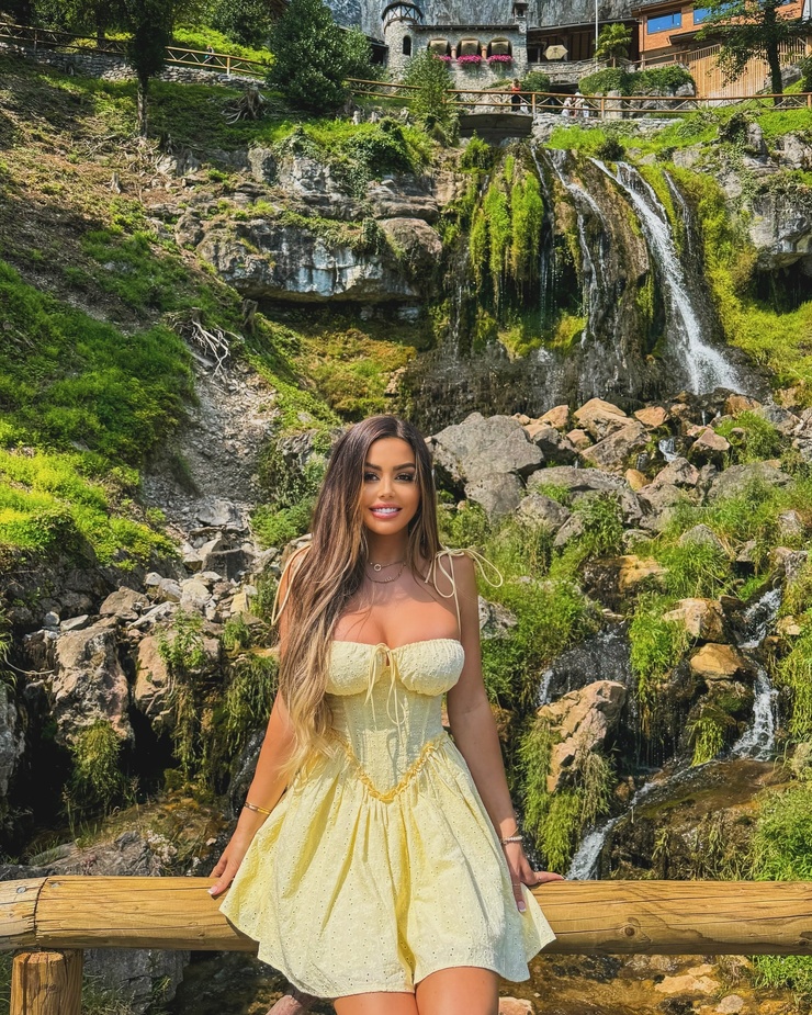 Picture Of Juli Annee