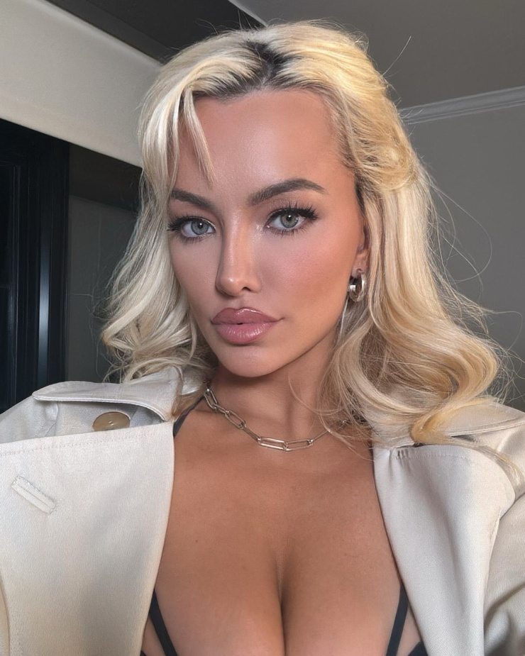 Picture of Lindsey Pelas