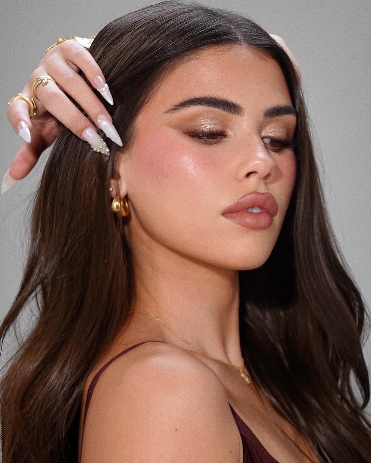 Picture of Leah Halton