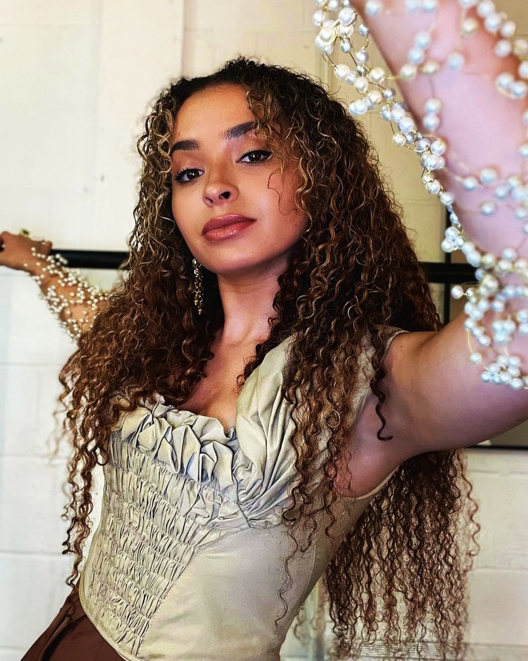 Ella Eyre