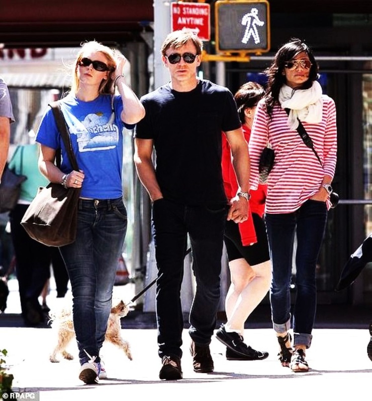 Ella, Daniel Craig, Satsuki Mitchell