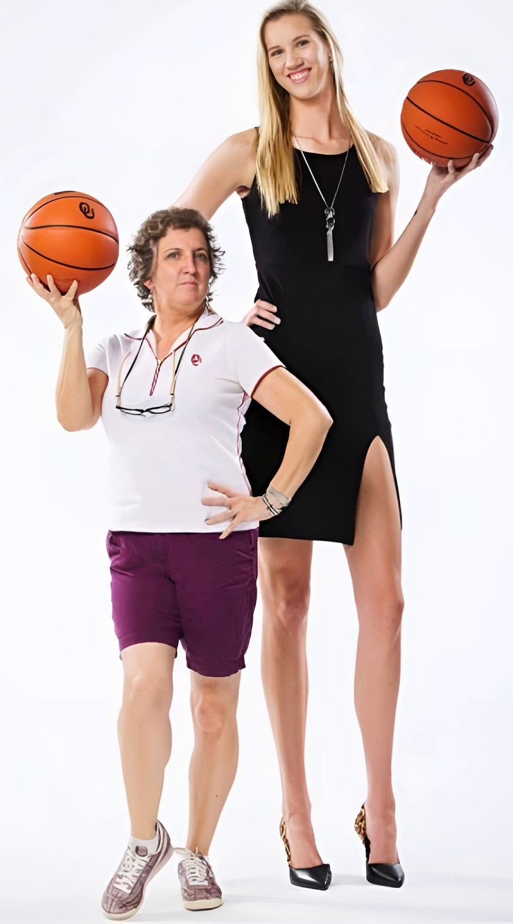 Nancy Mulkey 6'10'' (208cm) American Basketball Pl