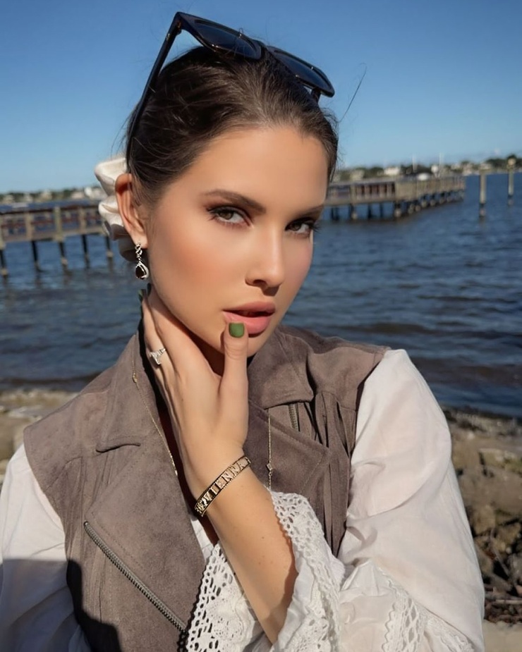 Picture of Amanda Cerny