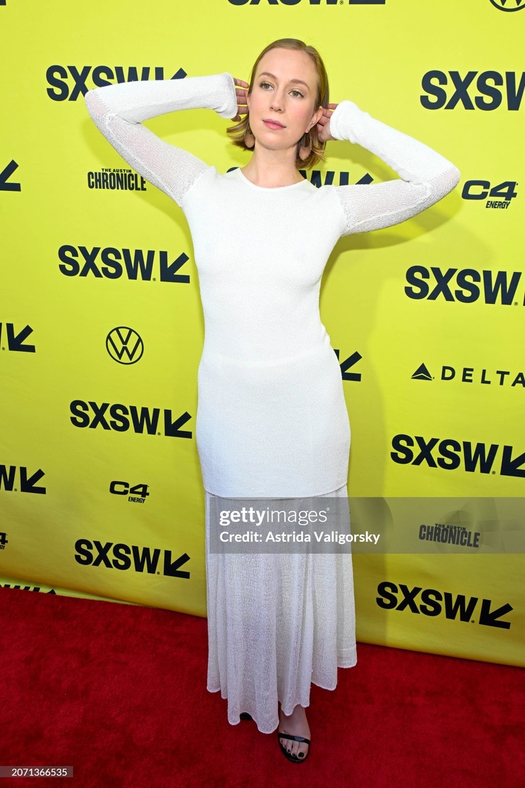 Hannah Einbinder picture