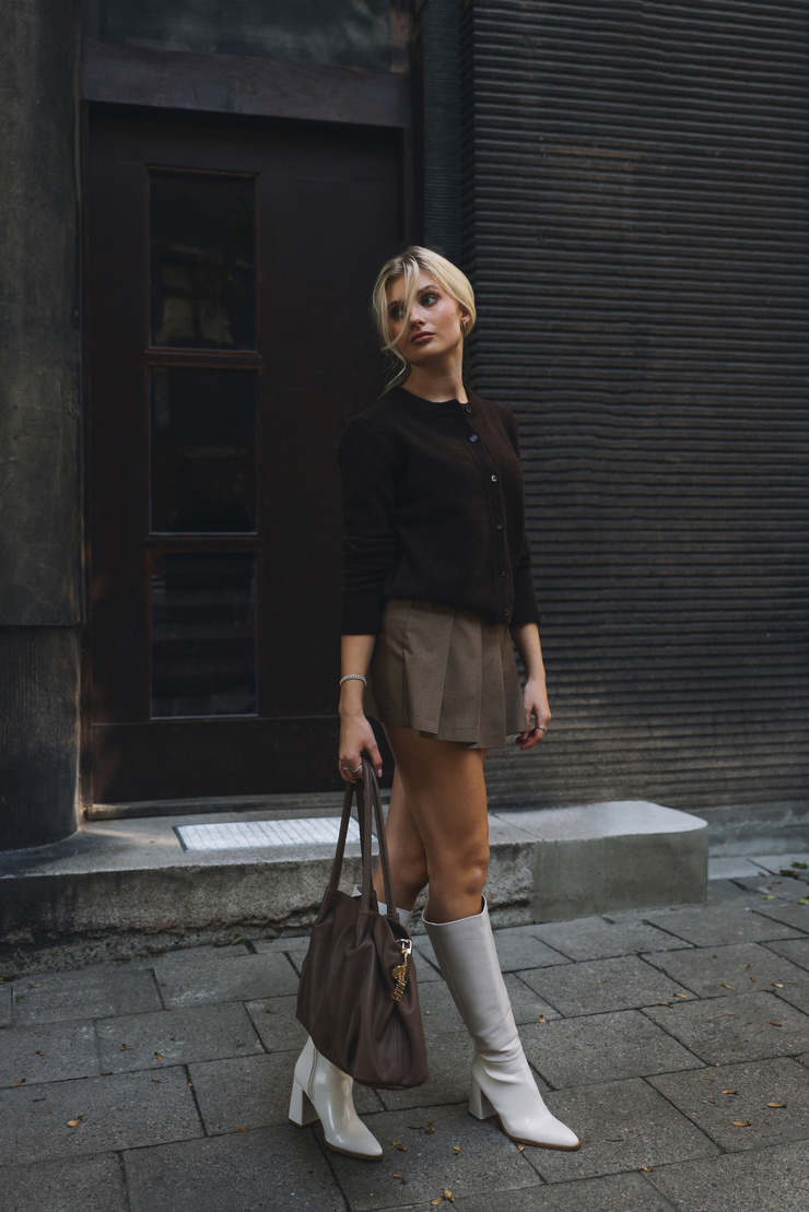 OLA SZKOLDA SEXY HOT PHOTOS - LEGS