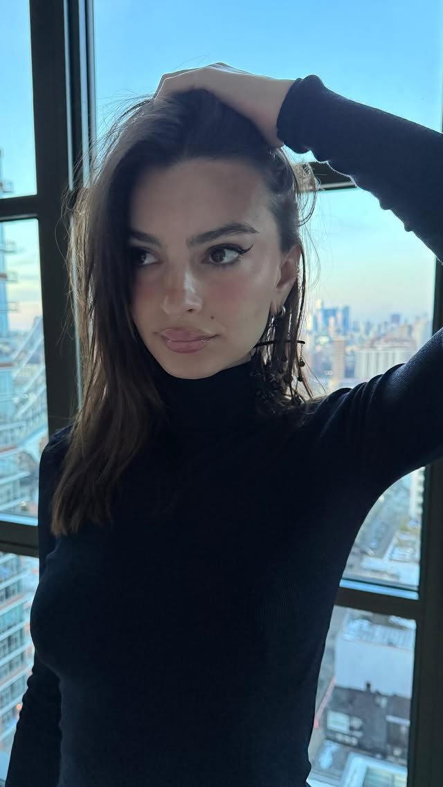 Emily Ratajkowski image