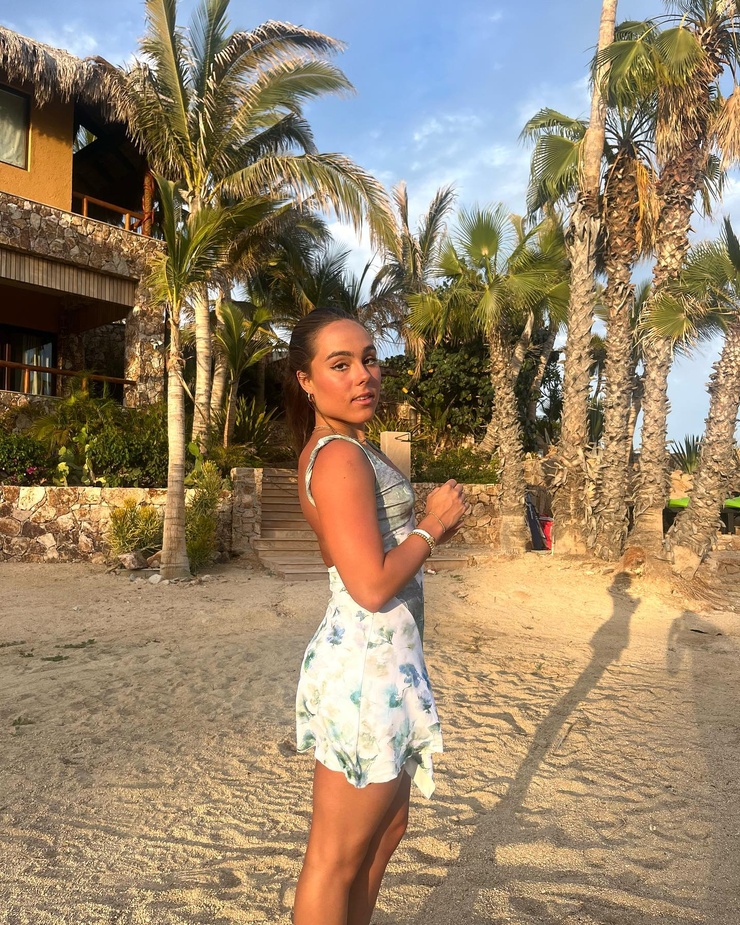 Juliana Penner pictures and photos