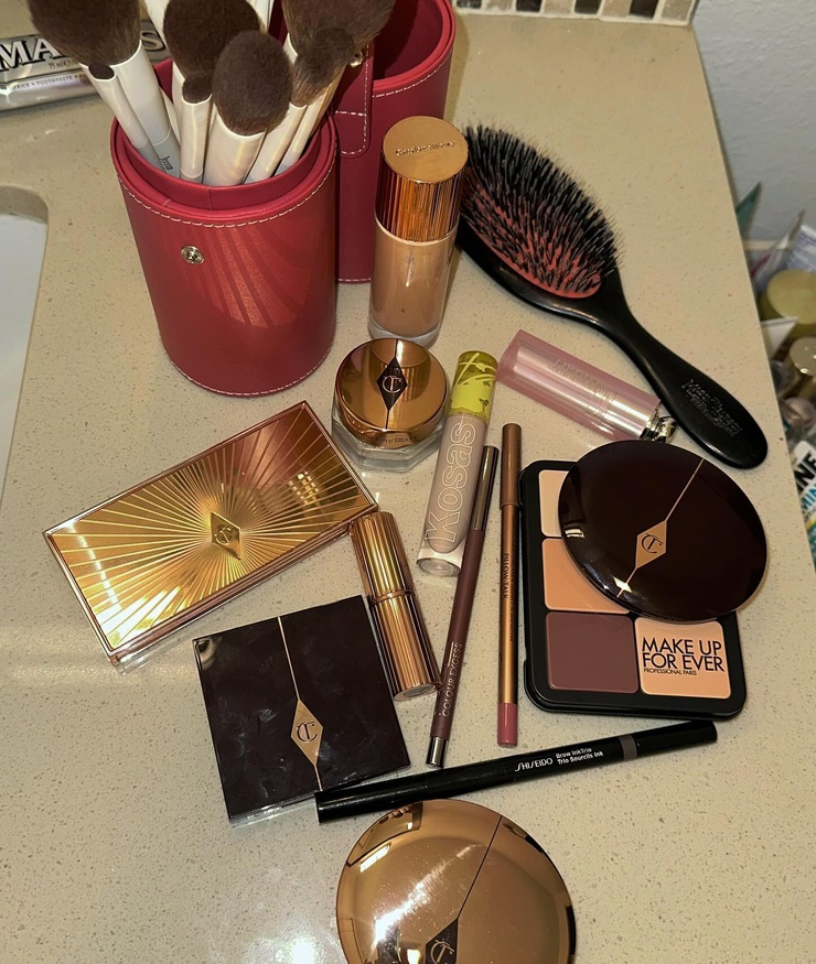 Picture of Ashley Thompson.