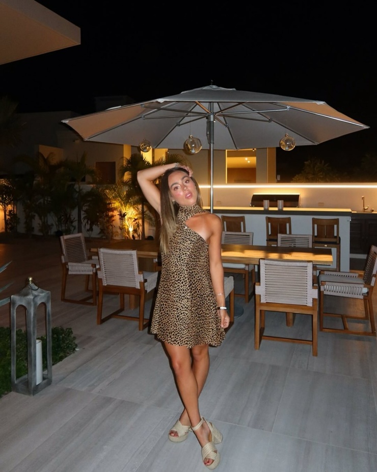 Julianna Penner pictures and photos