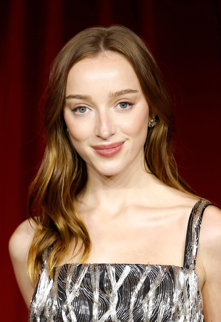 Image of Phoebe Dynevor