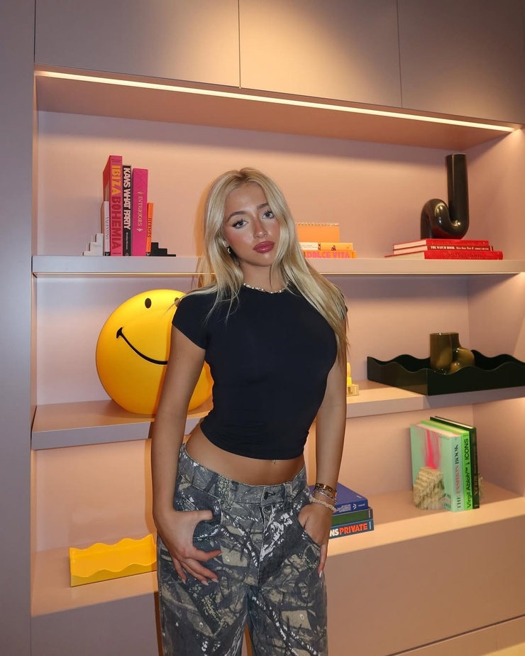 Picture of Ami Charlize