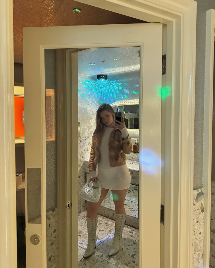 Picture of Isabelle Clarke (model)