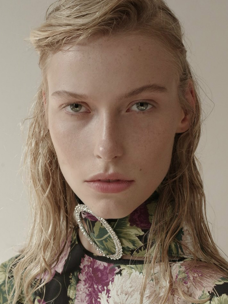 LAUREN TAYLOR model image