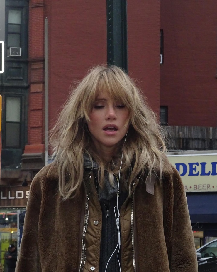 Suki Waterhouse picture