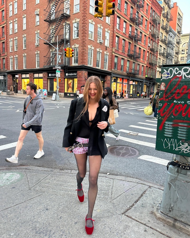 Larsen Thompson image