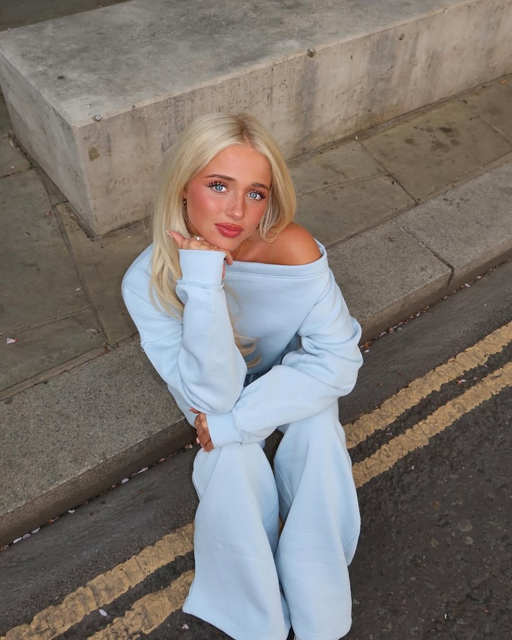 Picture of Ami Charlize