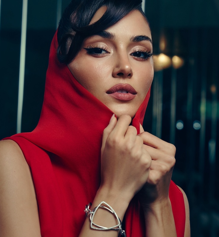 Hande Erçel picture