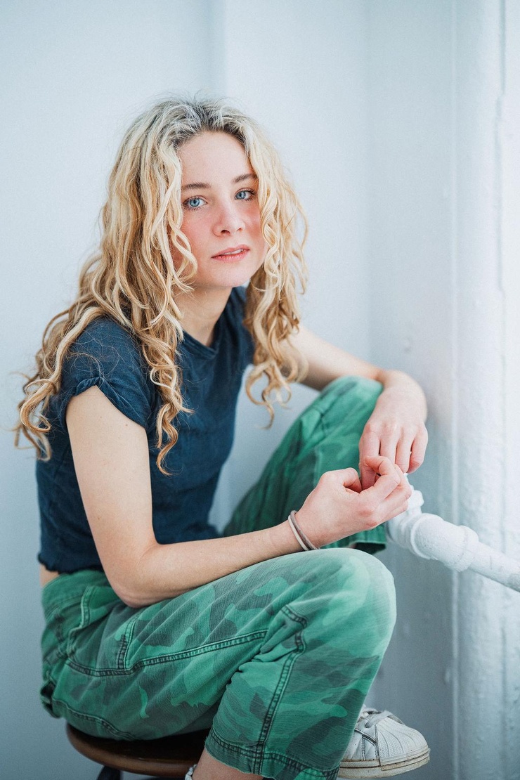 Lizzy DeClement image