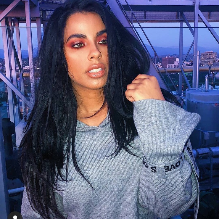 Marina Mendes image