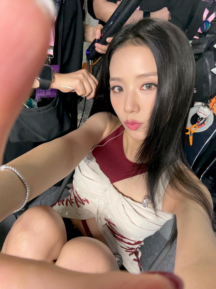 Picture of Kim Jisoo