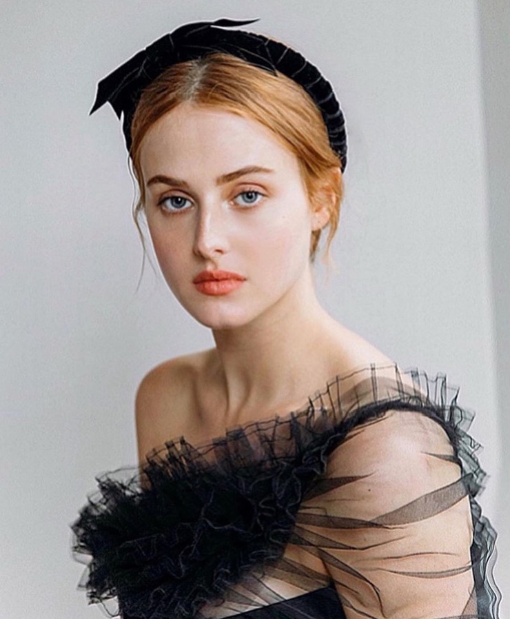 Anna Van Patten image